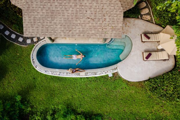 10 Must-Have Features for a Luxury Inground Pool - mmminimal